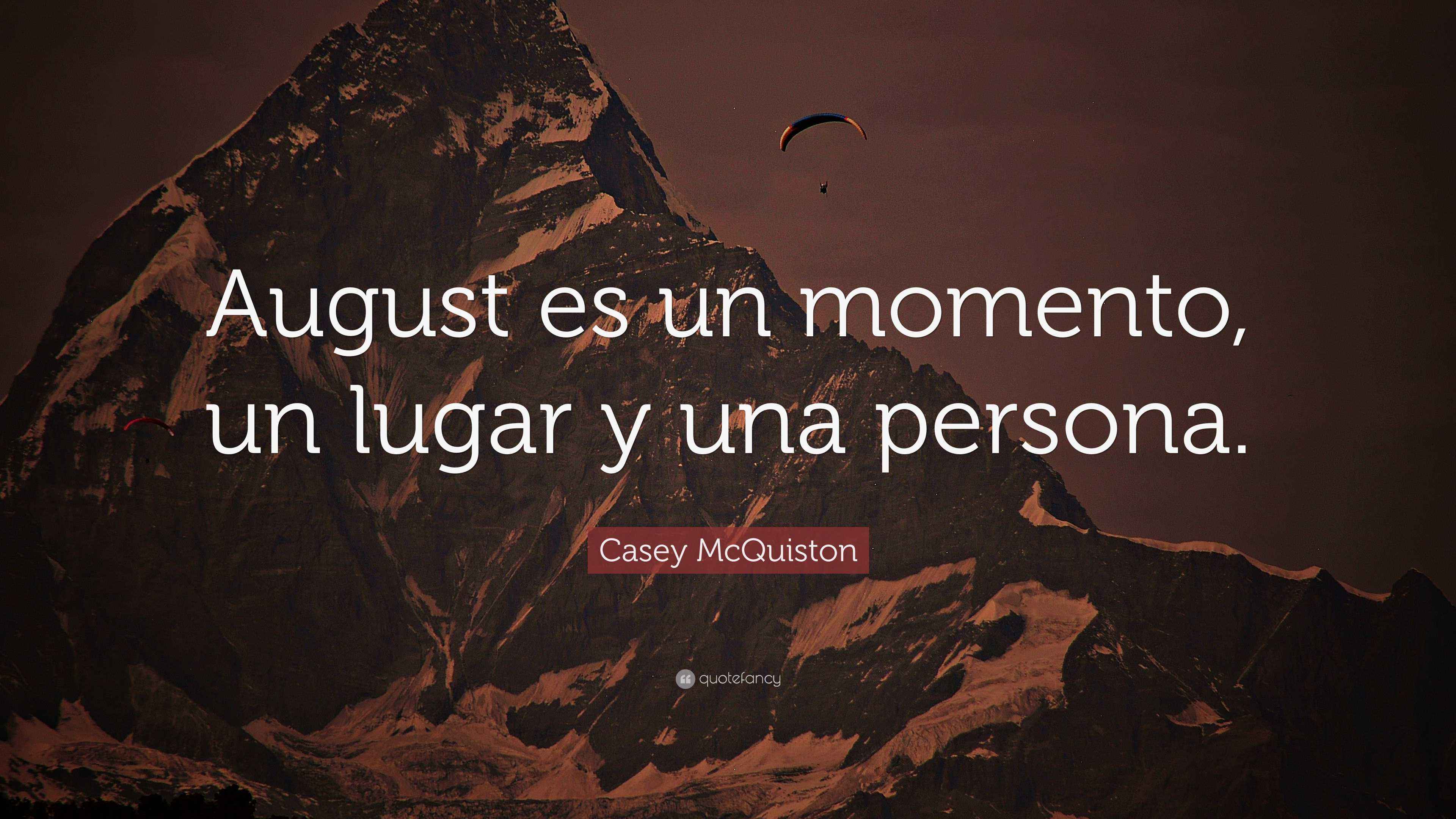 Casey McQuiston Quote: “August es un momento, un lugar y una persona.”